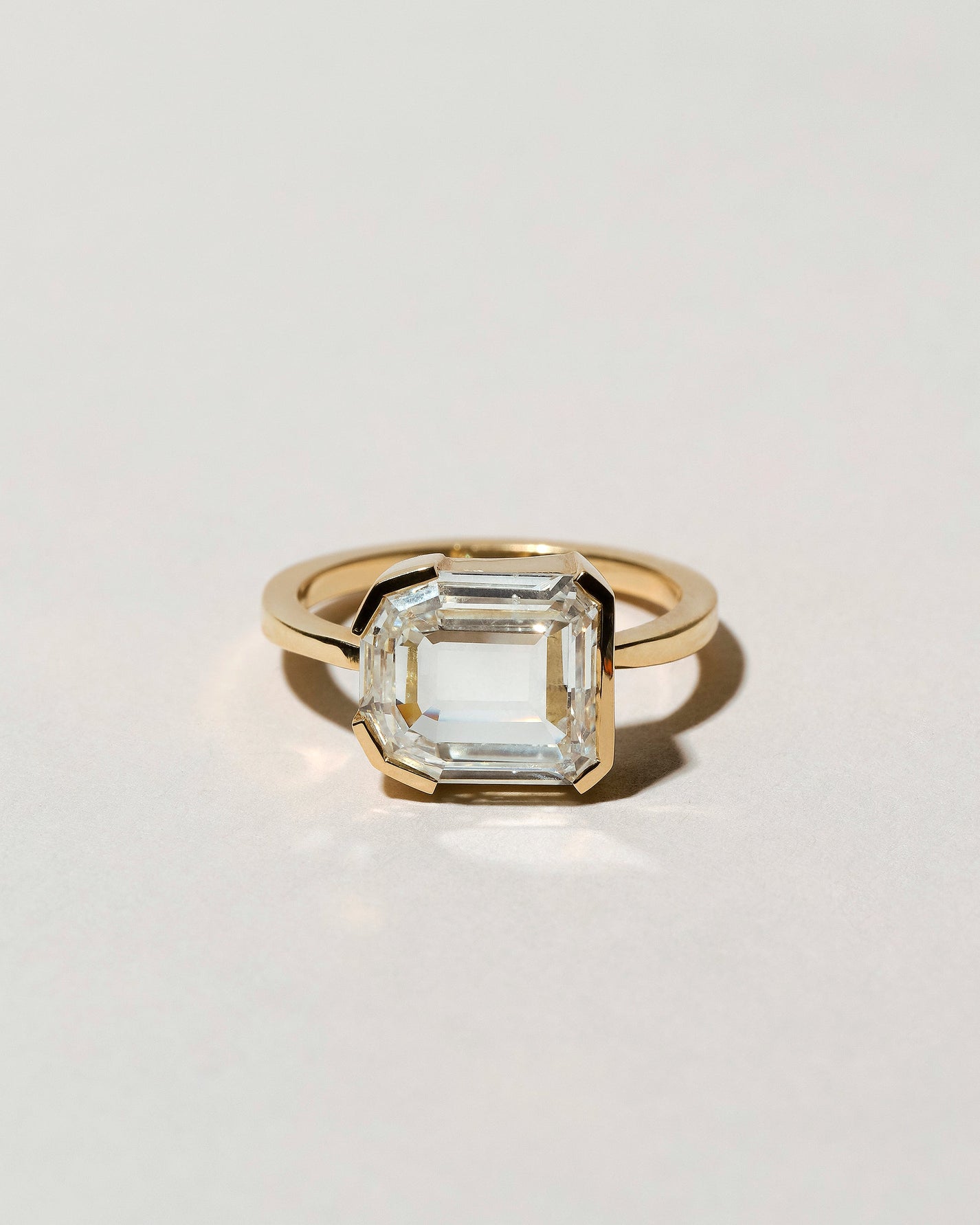 Shield Step Cut Diamond Ring | Mociun